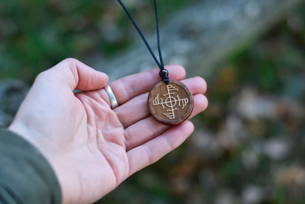 Ginfaxi – Icelandic Swastika-Like Symbol of Good Luck