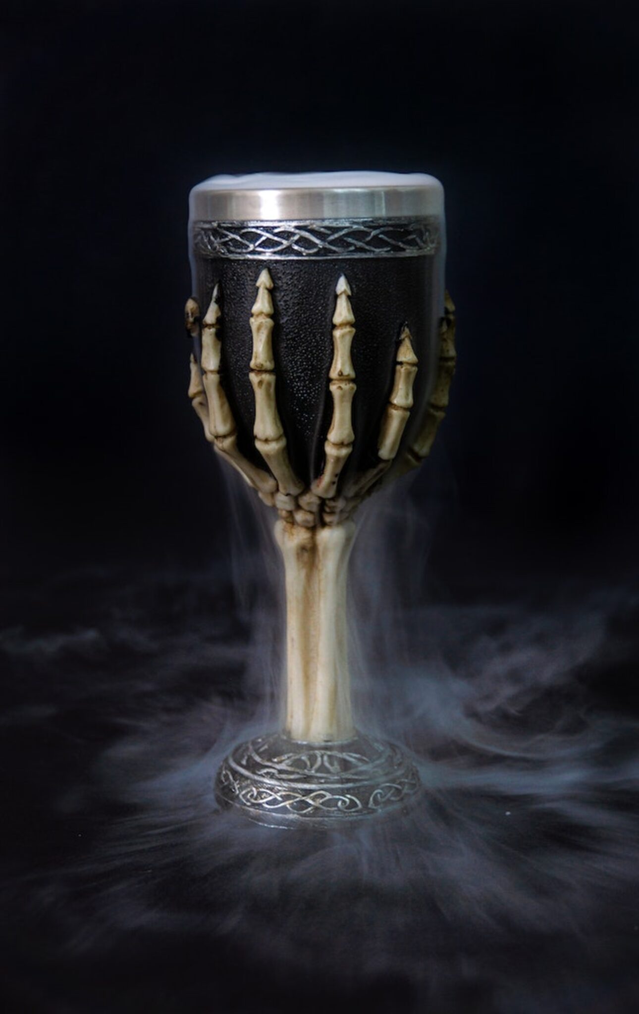 15 Powerful Symbols of Betrayal and What They Mean