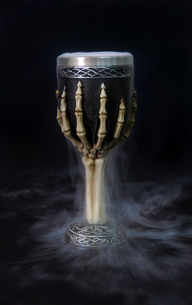 15 Powerful Symbols of Betrayal and What They Mean