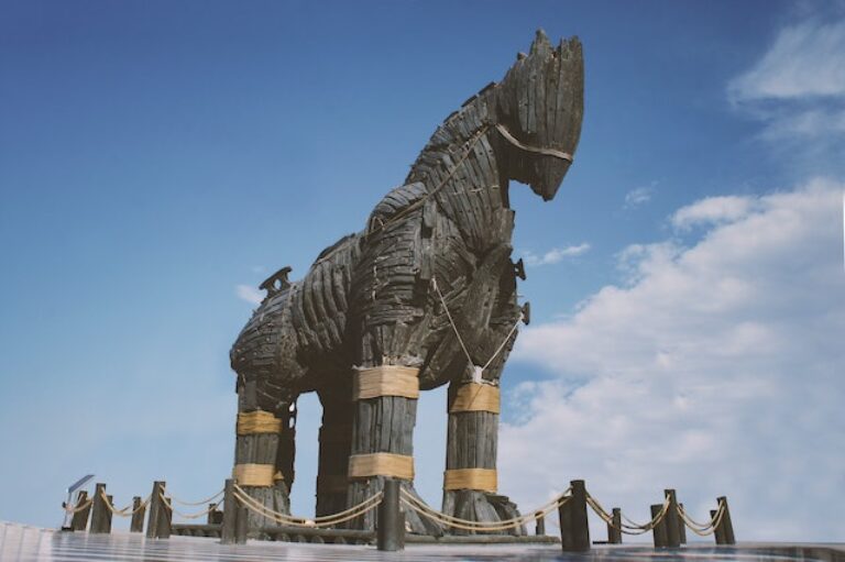 15 Powerful Symbols of Betrayal and What They Mean